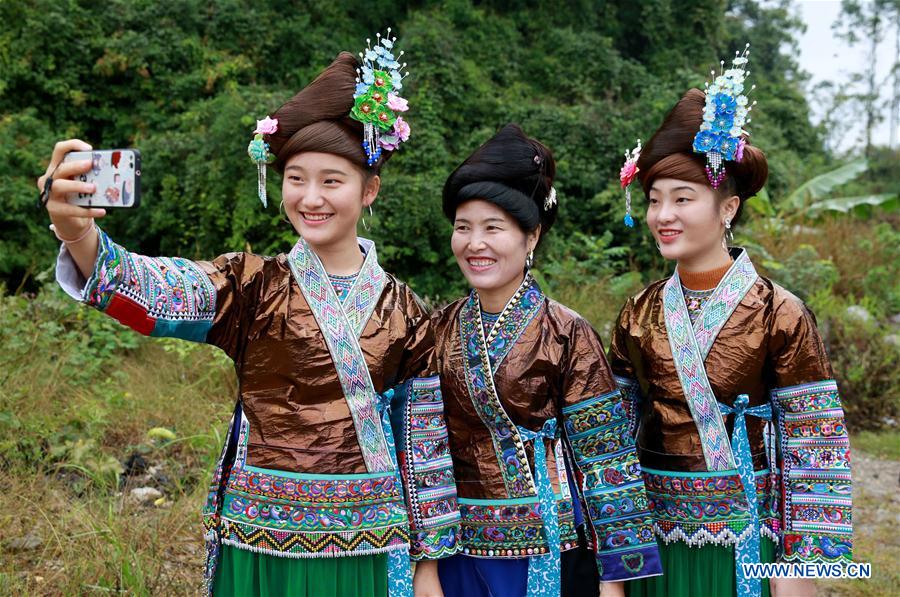 Liang bu: la brillante prenda tradicional de la etnia Miao